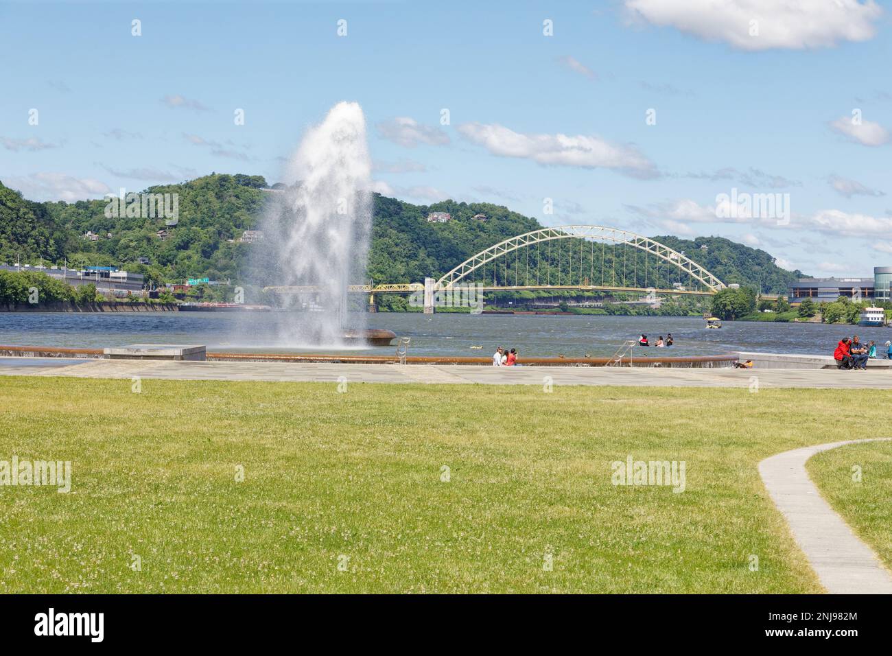 Pittsburgh Golden Triangle: Computer-controlled fountain at Point State ...