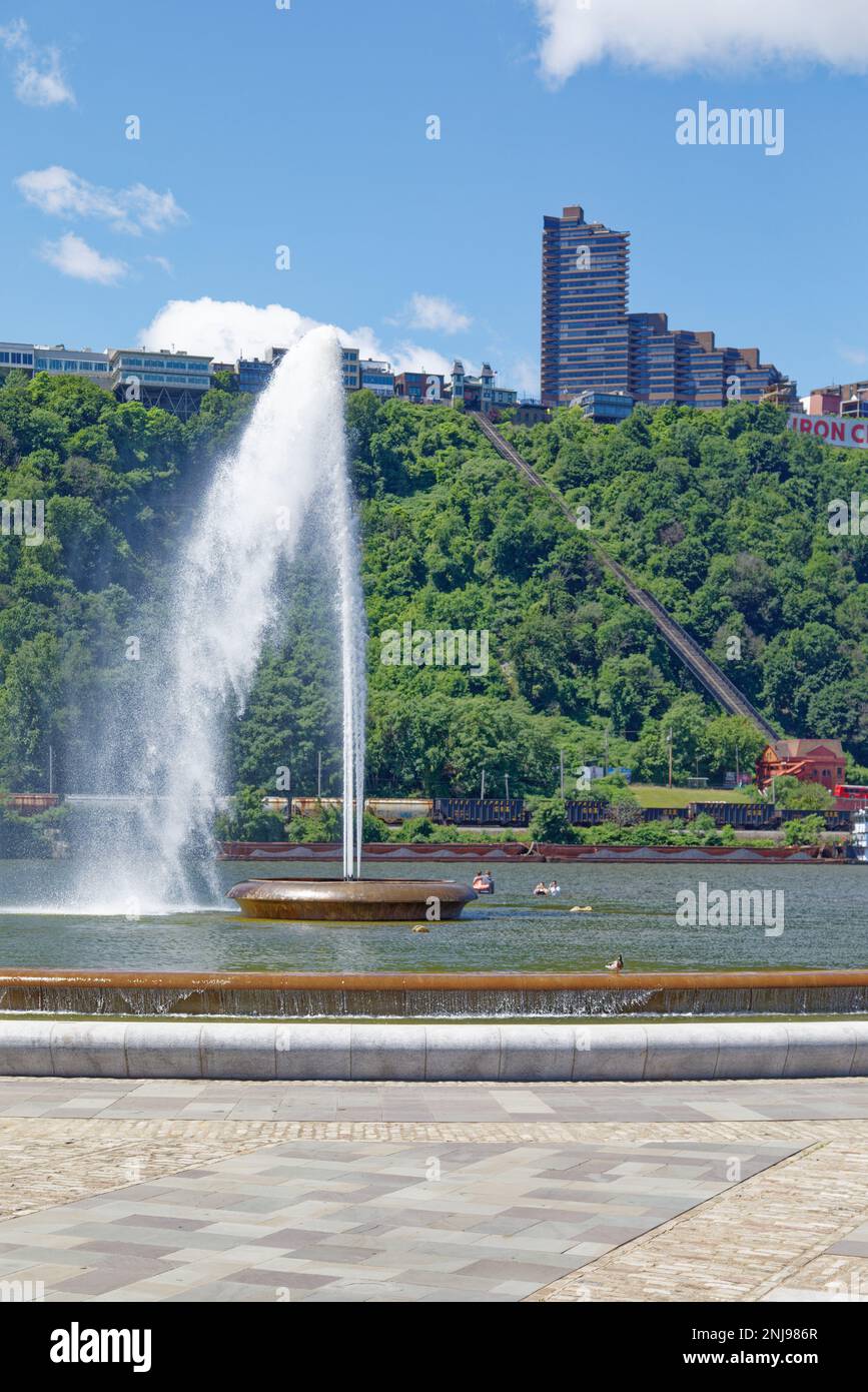 Pittsburgh Golden Triangle: Computer-controlled fountain at Point State ...