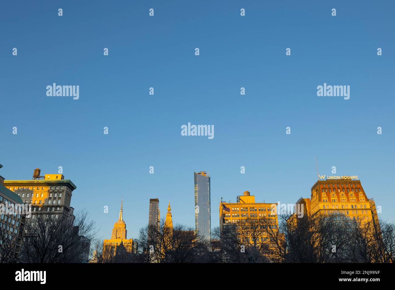 Empire state building silhouette hi-res stock photography and images ...