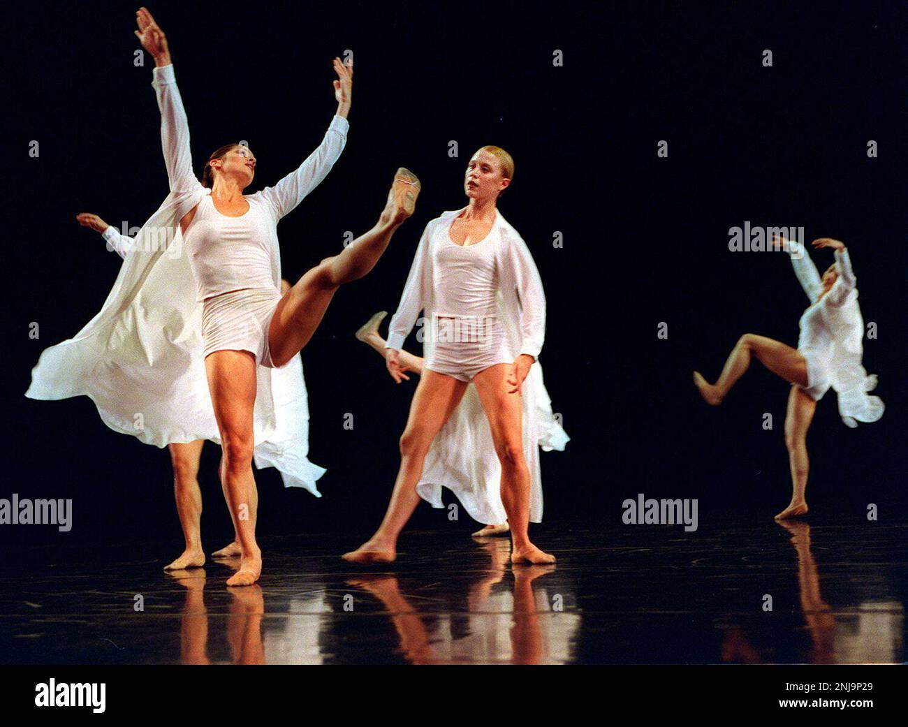 THARP 4/C/19SEP96/DD/LH--Jennifer Howard dancing in 'Sweet Fields' by ...