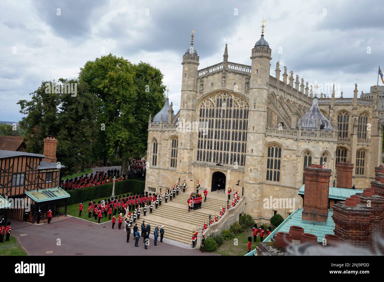 The coffin of Queen Elizabeth II is carried into Saint George's chapel ...