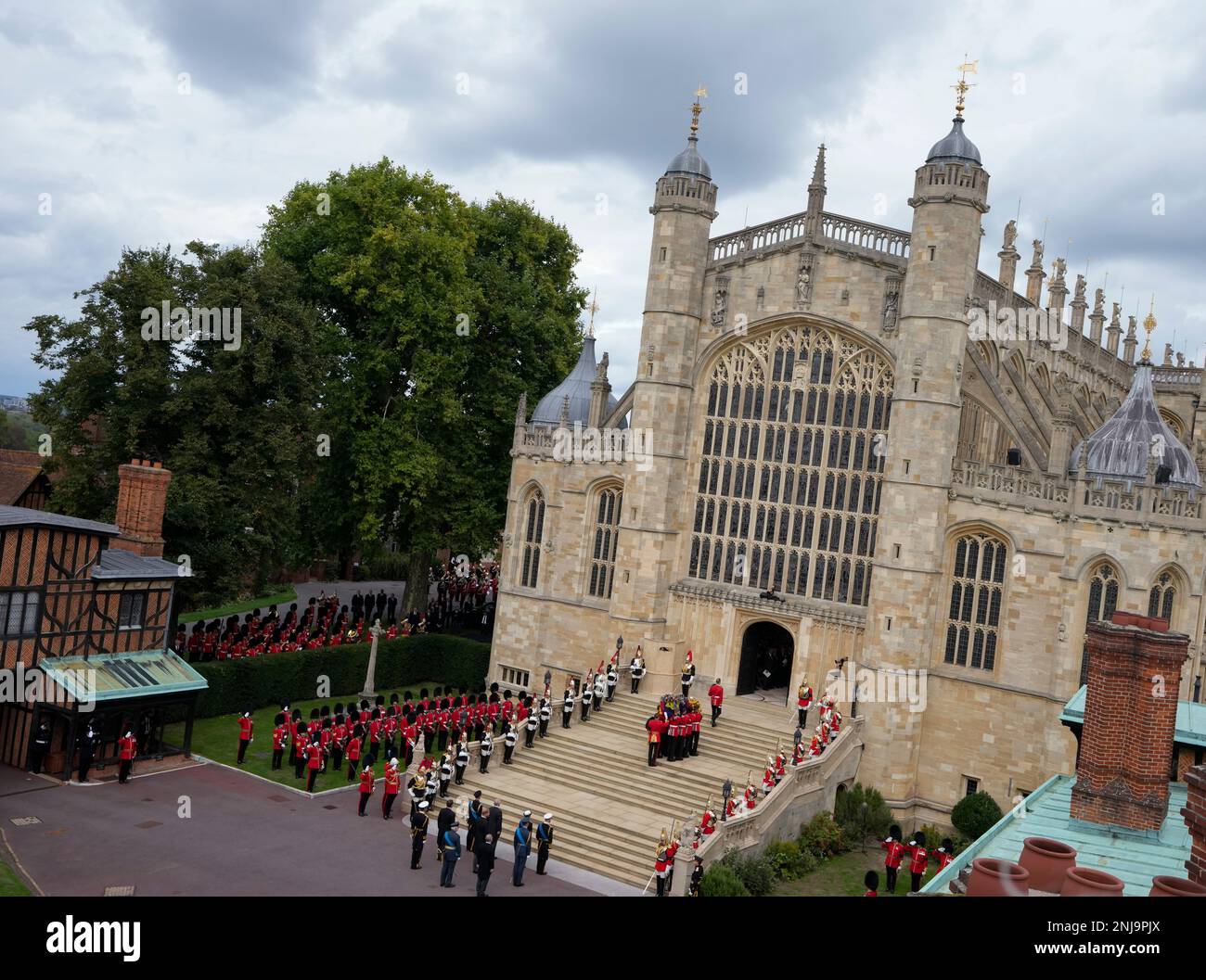 The coffin of Queen Elizabeth II is carried into Saint George's chapel ...