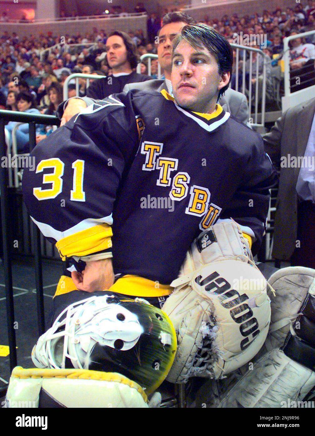 WED SPECIAL 3/C/13DEC96/SP/LH--Pittsburgh Penguin goalie Ken Wregget ...