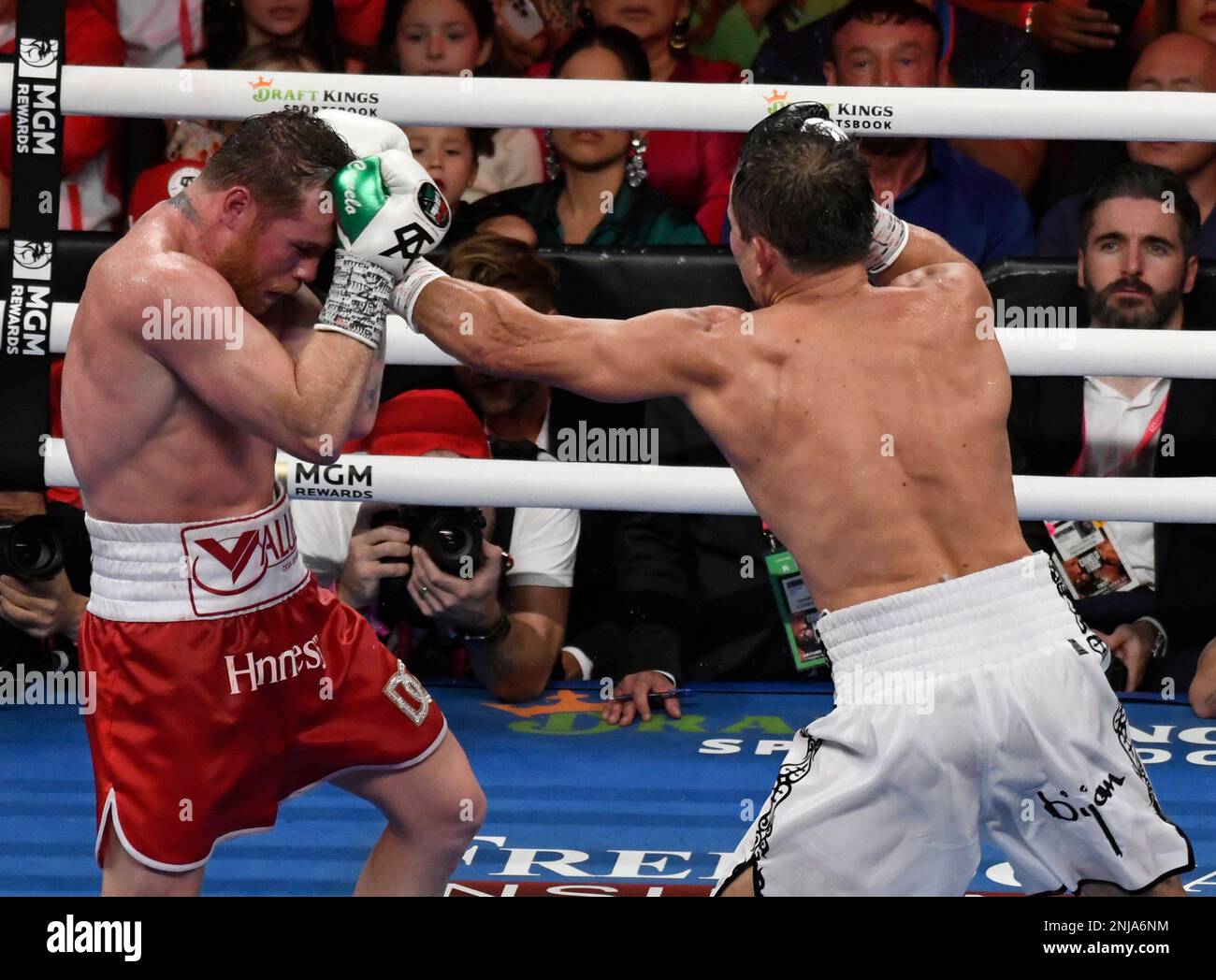 Canelo Alvarez (red trunks) goes 12 rounds with GGG at T-Mobile Arena ...