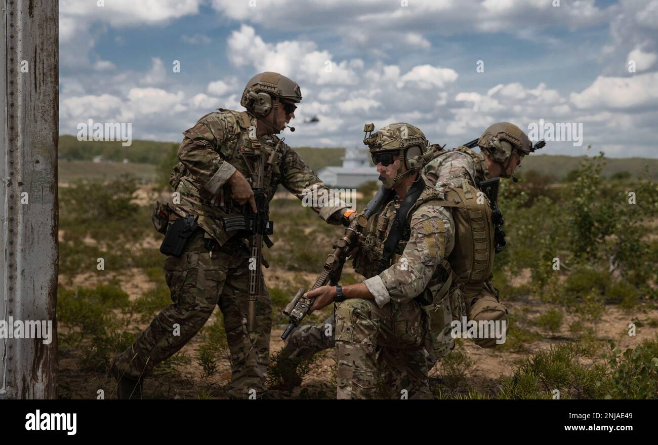 Operators from the 20th Special Forces Group conduct an aerial assault ...