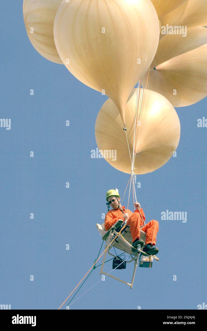 BALLOON03-C-02JUL02-MT-LH--As a stunt marking the 20th anniversary of ...