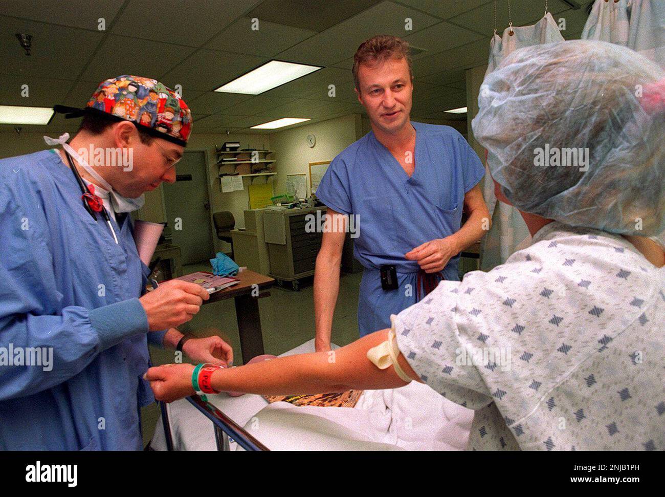 MED TECH/C/12MAR96/BU/LH--Dr. Kieturakis visits with a patient before ...