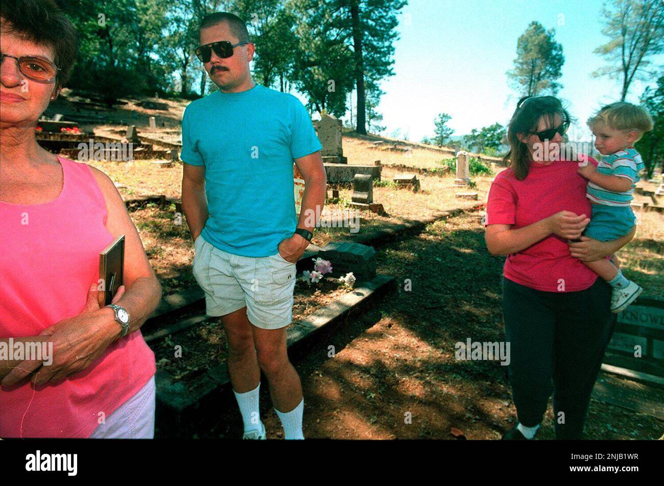 DEATH 1a/C/15SEP95/MN/LH--Marion Knowles (at far left, holding picture ...