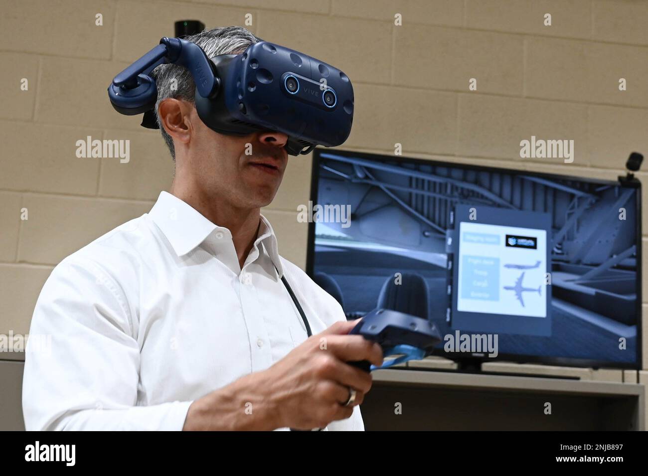 Roy Nirenberg, San Antonio mayor, participates in a virtual reality C ...