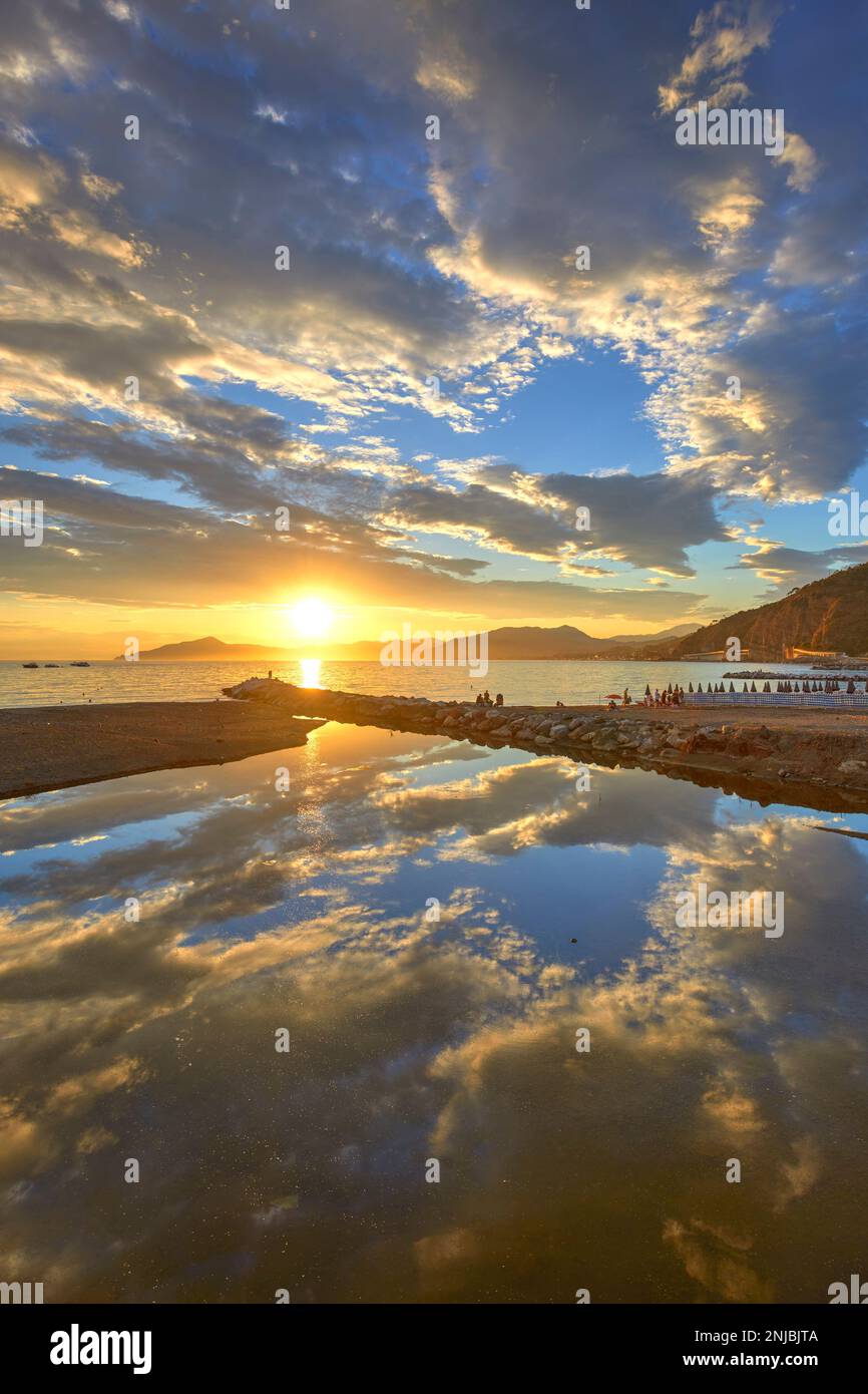 Vibrant city sunset hi-res stock photography and images - Alamy