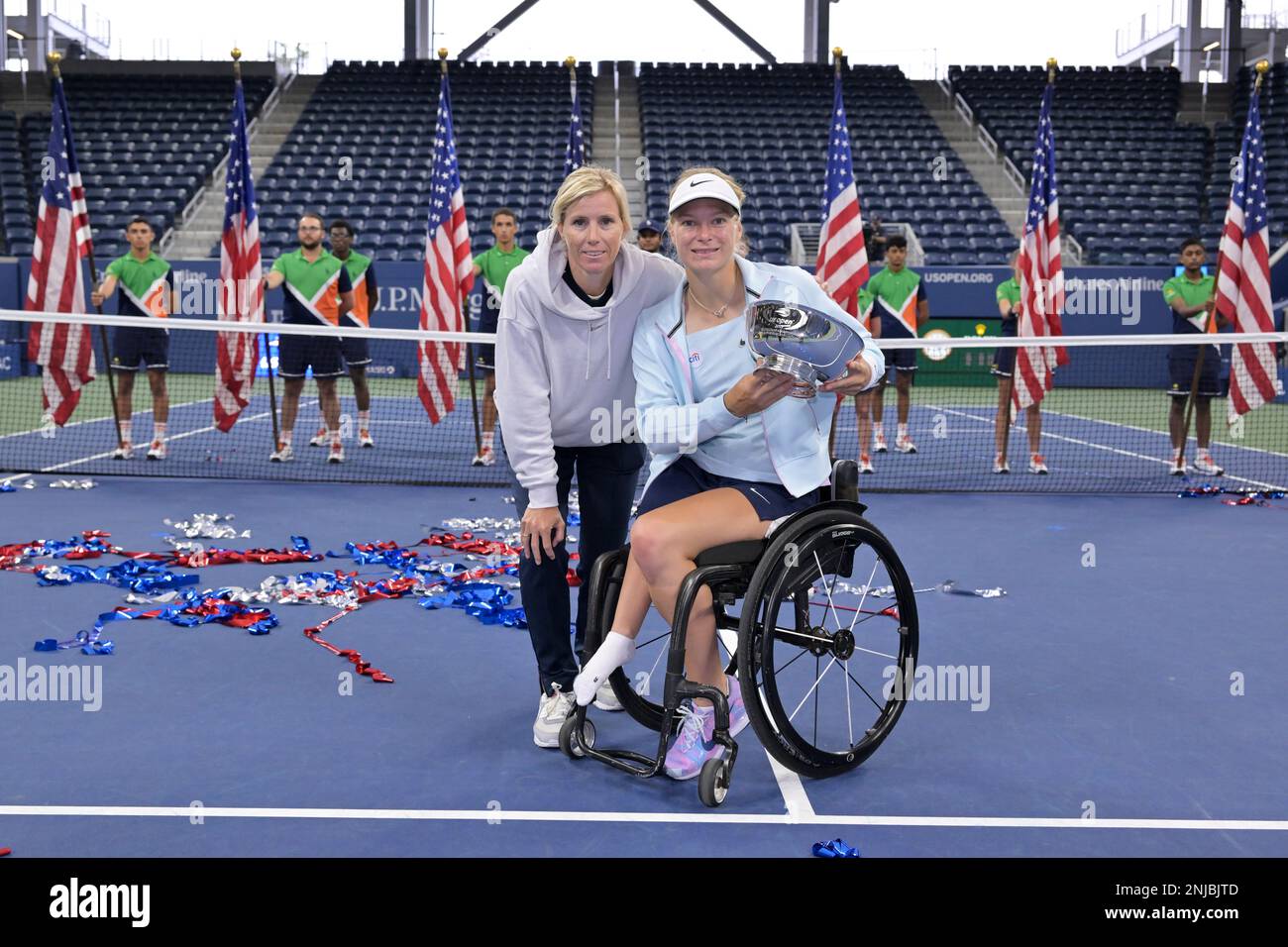 Diede De Groot and her coach, Amanda Hopkins pose with the trophy ...