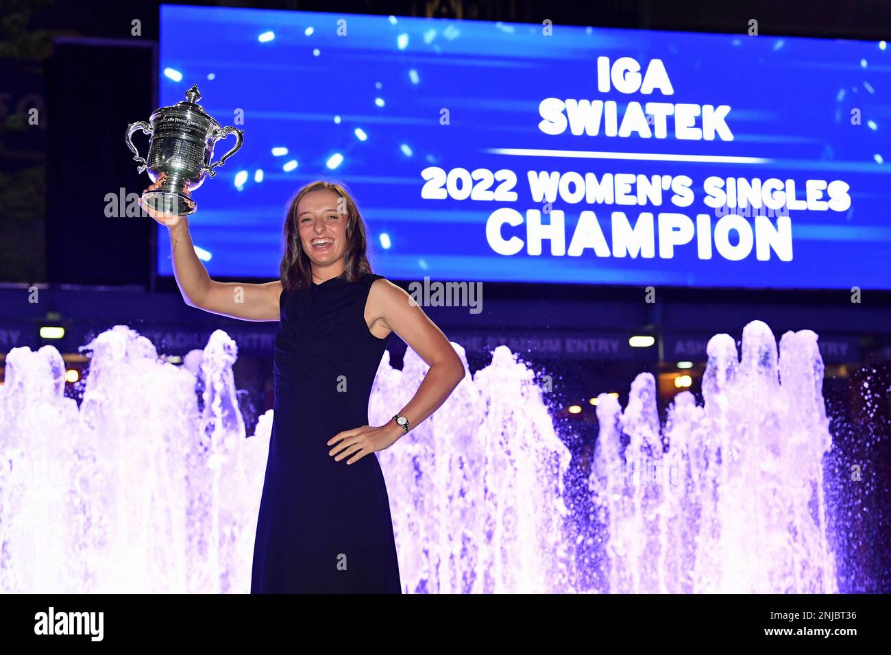 Iga Swiatek poses for a photo with the trophy at the fountain in the ...
