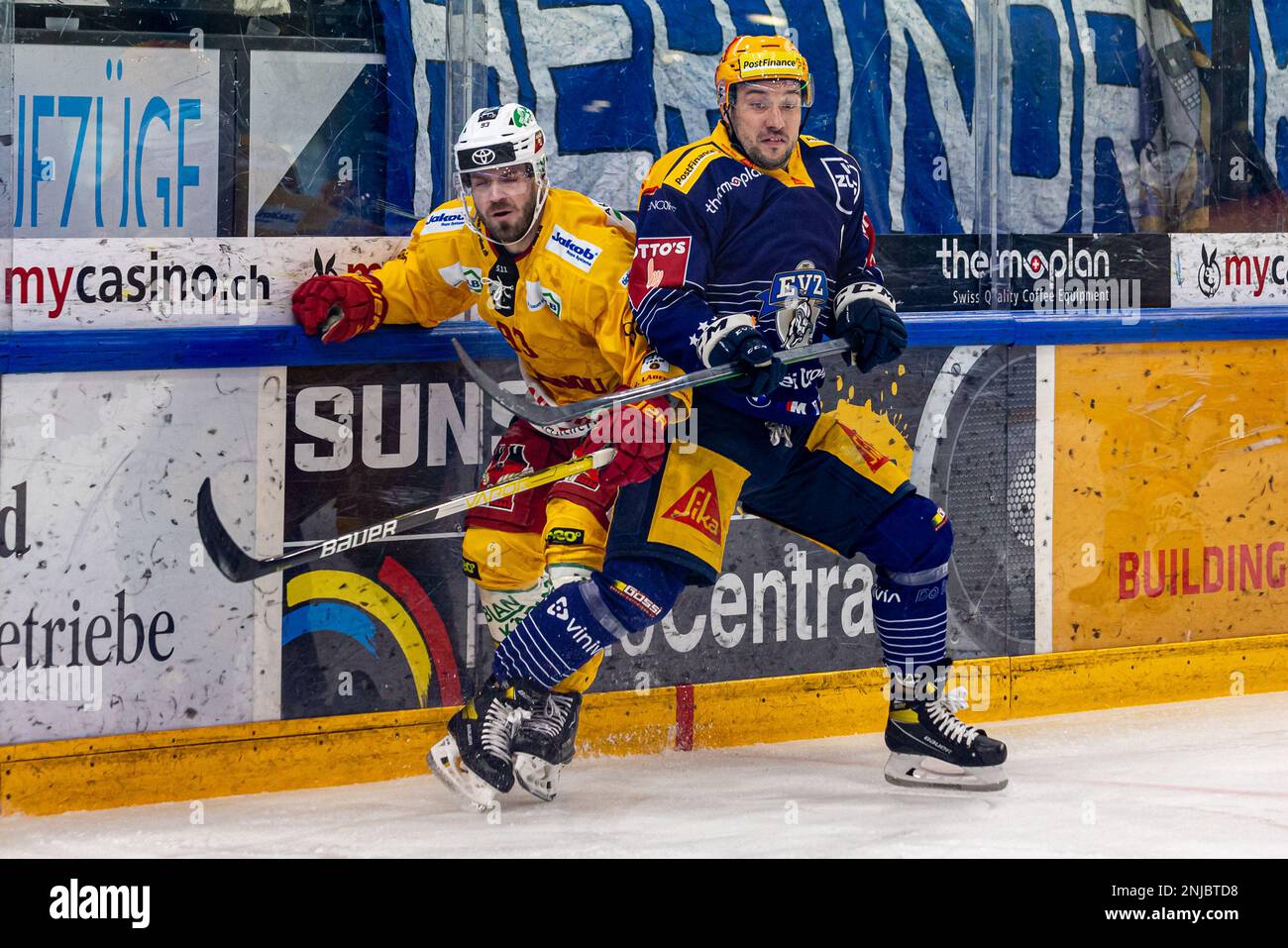 Nolan Diem #93 (SCL Tigers) and PostFinance top scorer Jan Kovar (EV ...