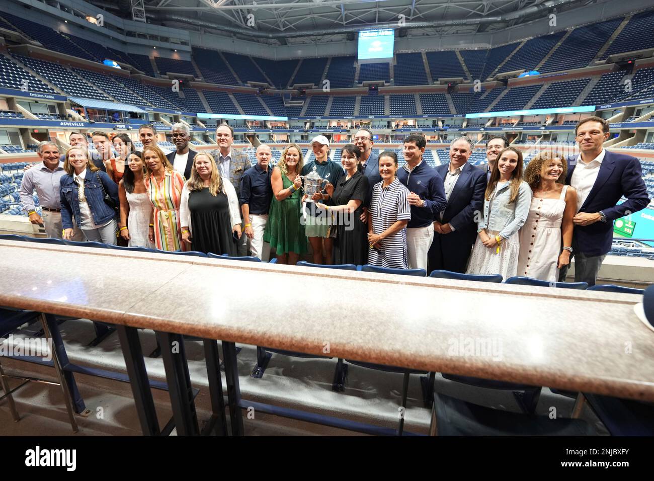 Iga Swiatek poses with Rolex staff after a women's singles championship ...
