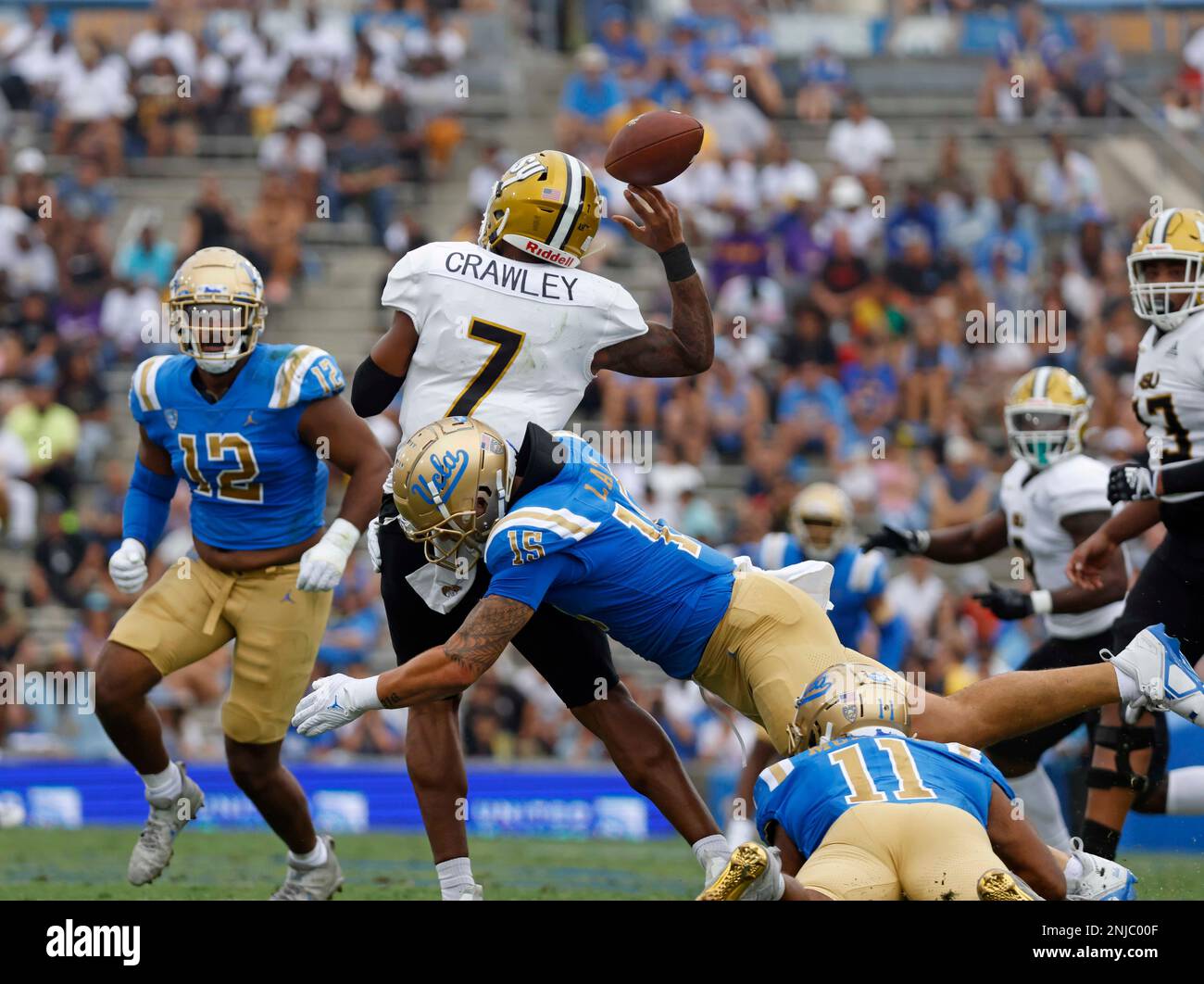 September 10, 2022 UCLA Bruins linebacker Laiatu Latu #15 forces a ...