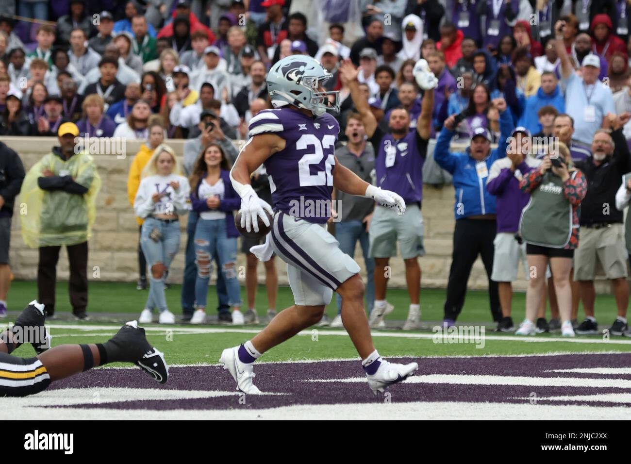 MANHATTAN, KS - SEPTEMBER 10: Kansas State Wildcats running back Deuce ...