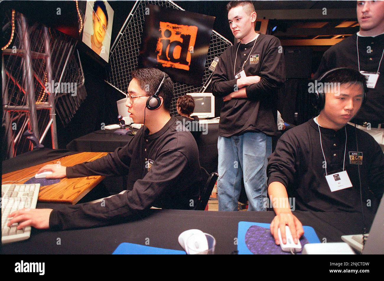 GAMES 1/C/03NOV97/BU/LH--At left is Dennis Fong, 20 years old, signs on ...