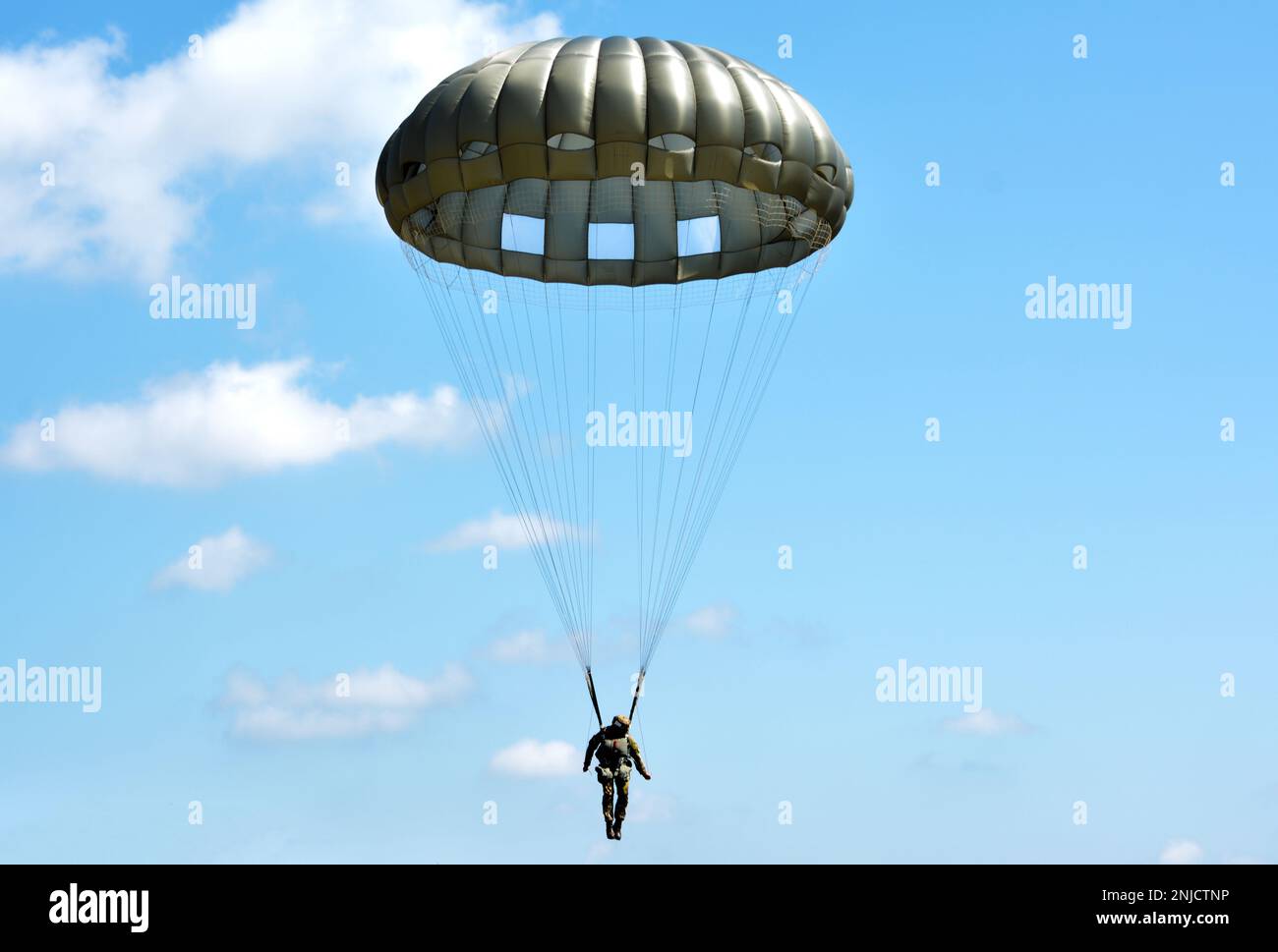 Italian Paratrooper drops on Glen Rock Drop Zone during Leapfest 2022 ...