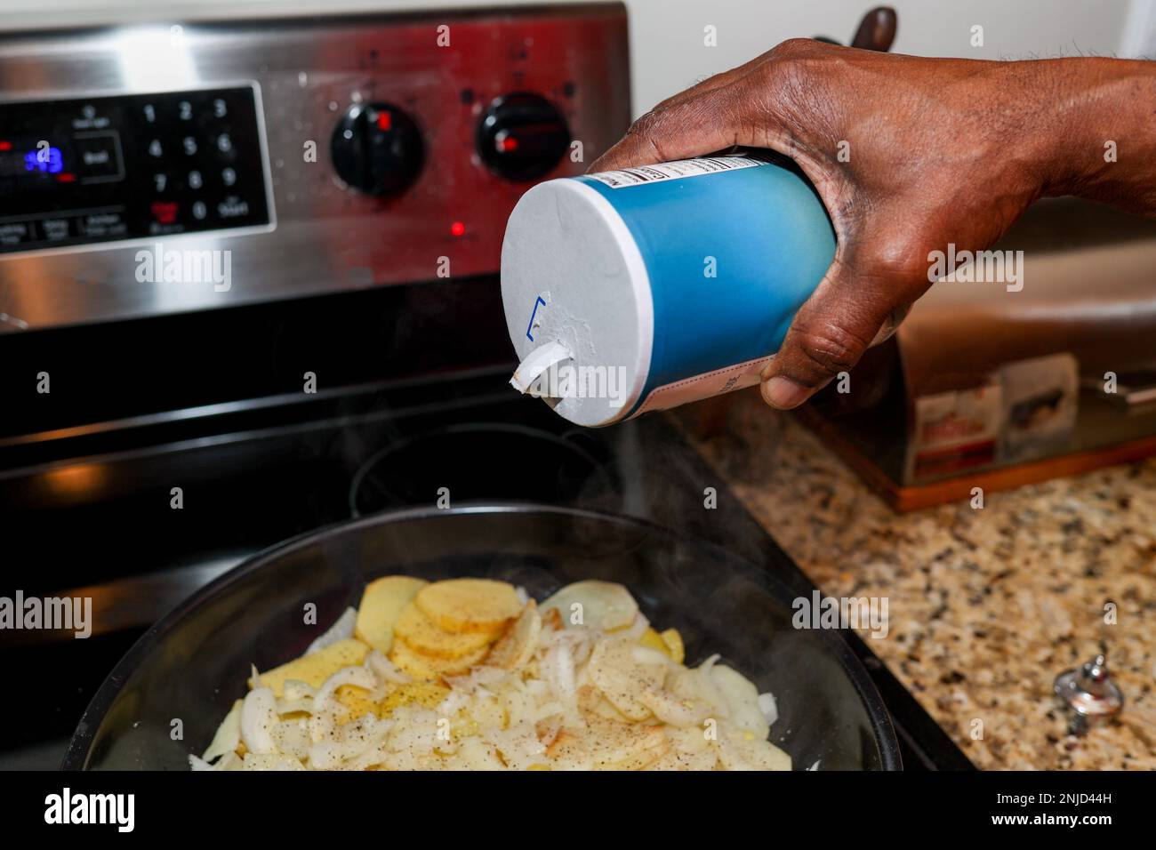Man seasoning food salt hi-res stock photography and images - Alamy