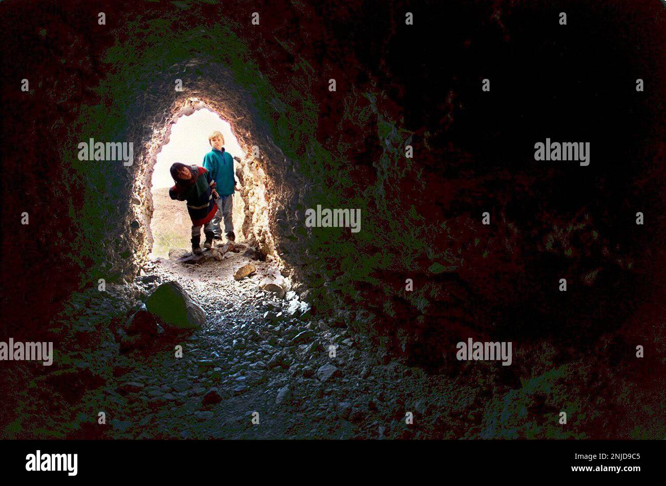DEATH 11/C/01APR97/SC/LH--Visitors to the mine that started Darwin peek ...