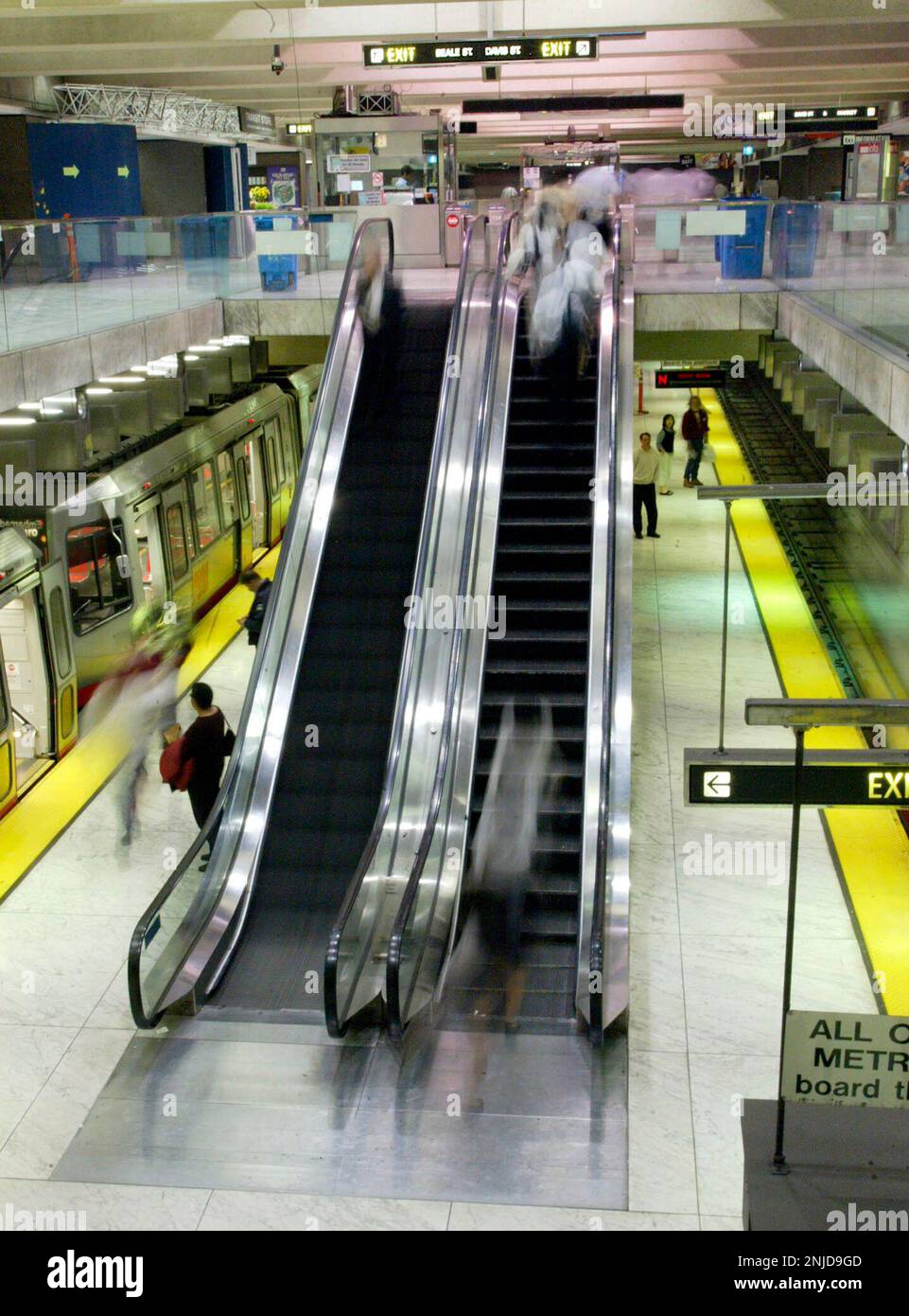 CWESCALATOR023LH.jpg Embarcadero BART station escalator on right that ...
