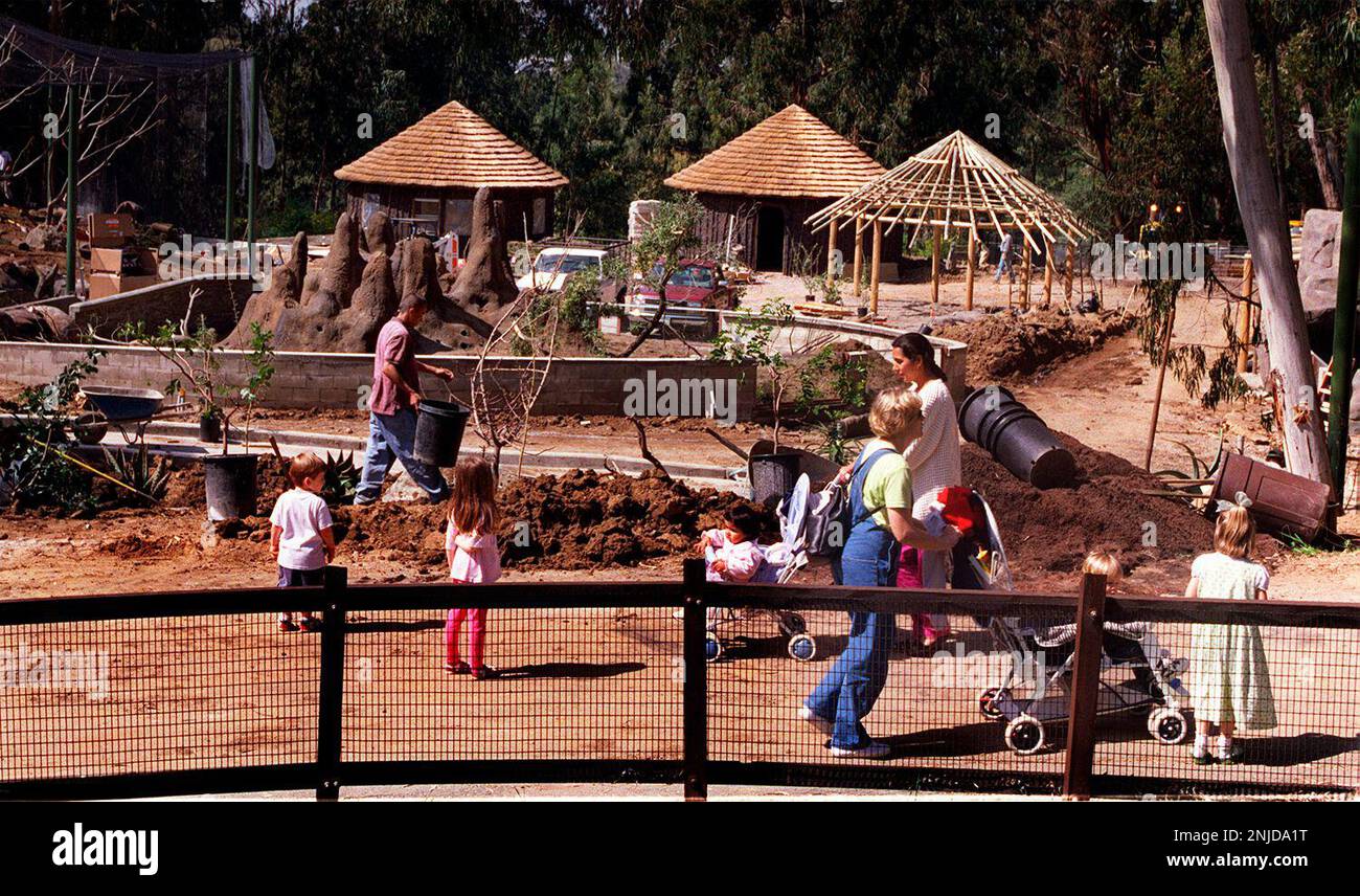 EBSCULPTURE 3/C/17MAR98/EF/LH-- An East African village is being ...