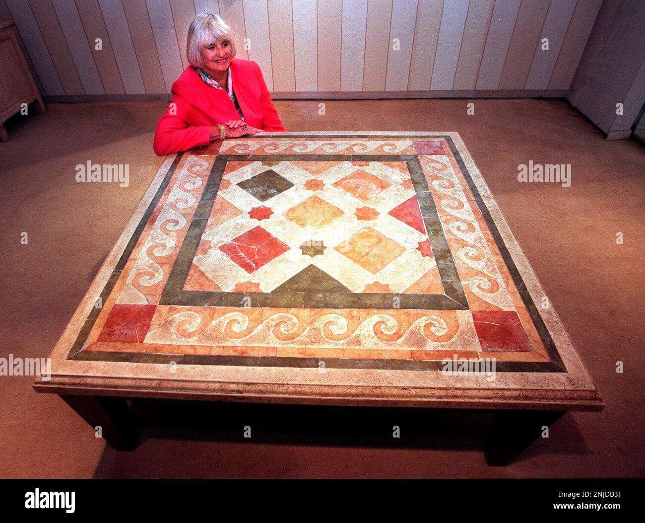COFFEE1/23AUG95/HM/BW--CONNIE ? AND HER COFFEE TABLE AT KNEEDLER ...