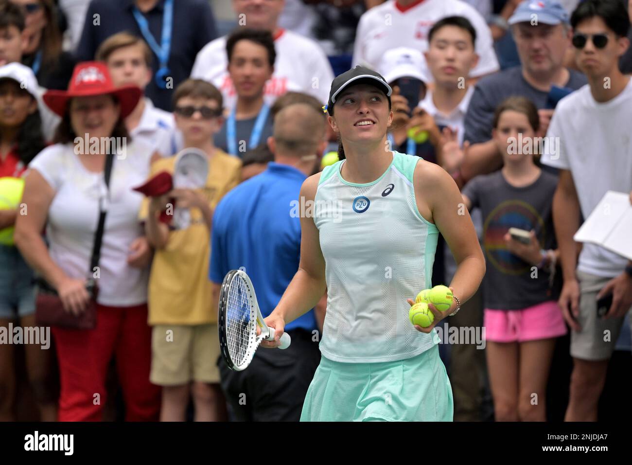 Iga Swiatek gives away signed tennis balls to fans after winning a ...