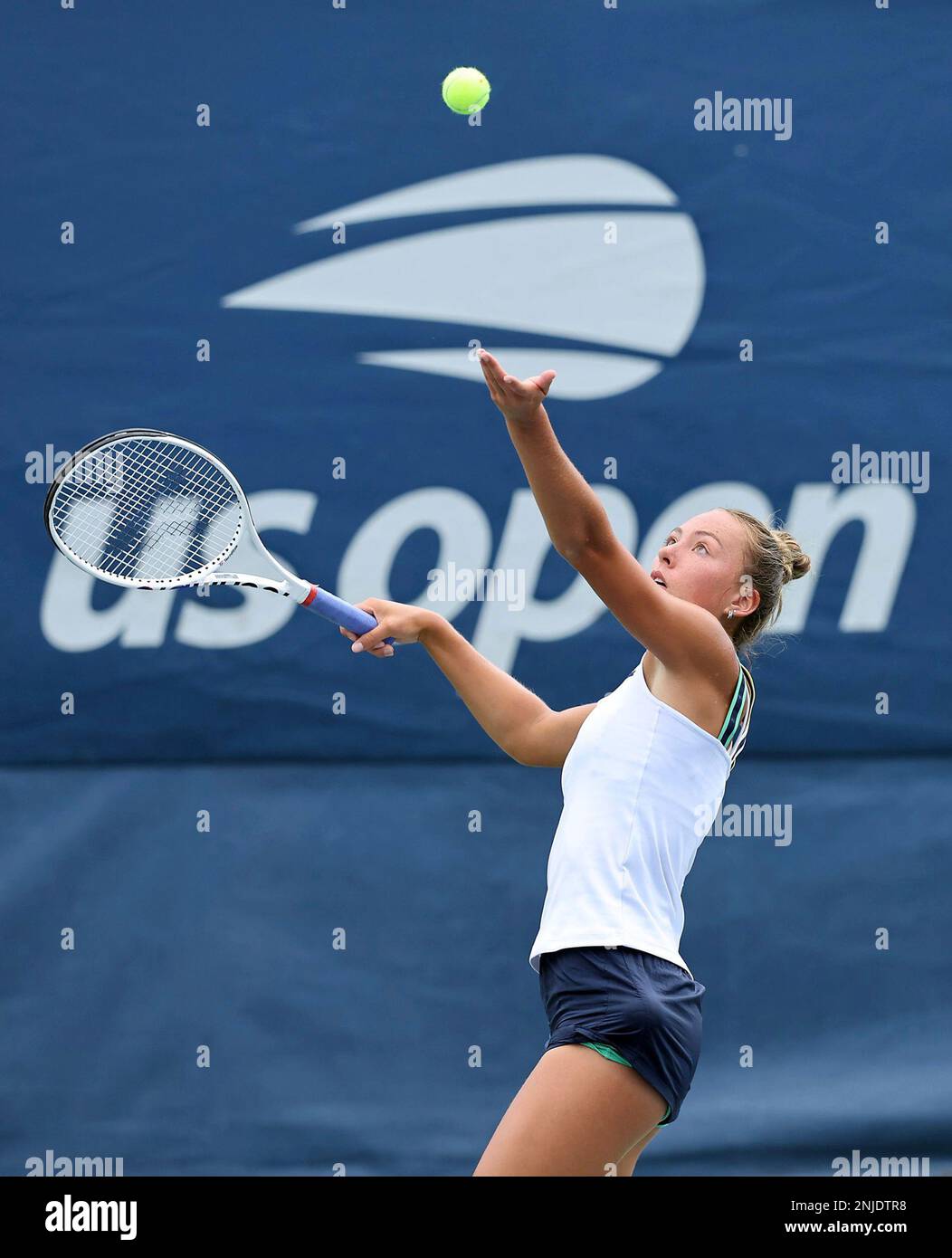 Tatum Evans serves during a junior girls' singles match at the 2022 US ...