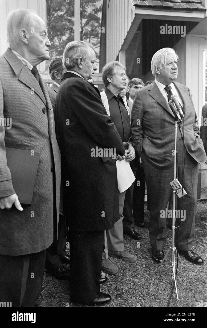 President elect Jimmy Carter welcomes the Democratic Party leadership ...