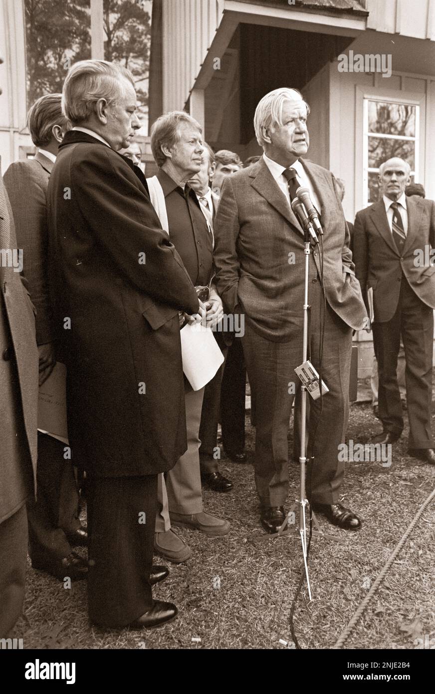 President elect Jimmy Carter welcomes the Democratic Party leadership ...