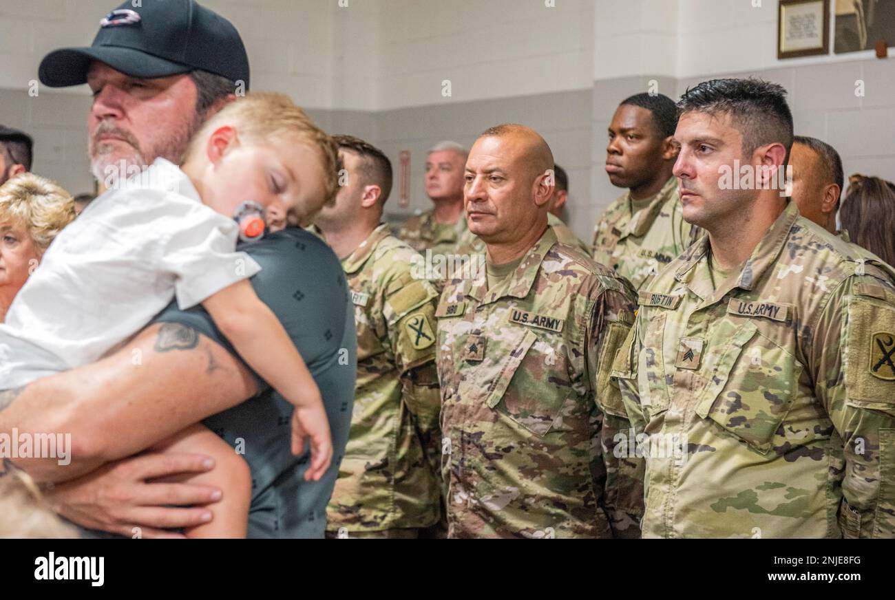 U.S. Army National Guard Soldiers with Company B, 1-118th Infantry ...