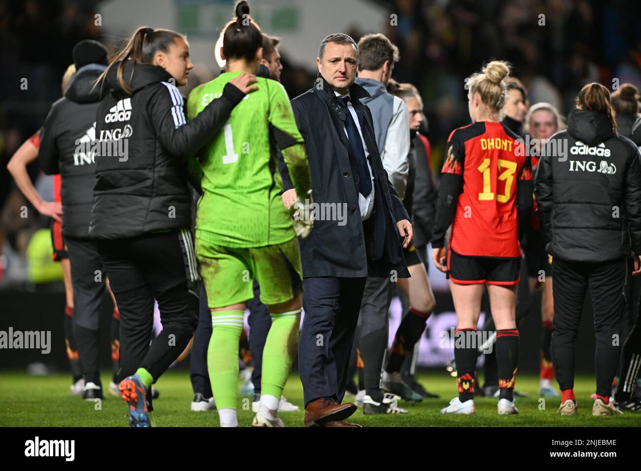 Head Coach Ives Serneels of Belgium and goalkeeper Nicky Evrard (1) of ...