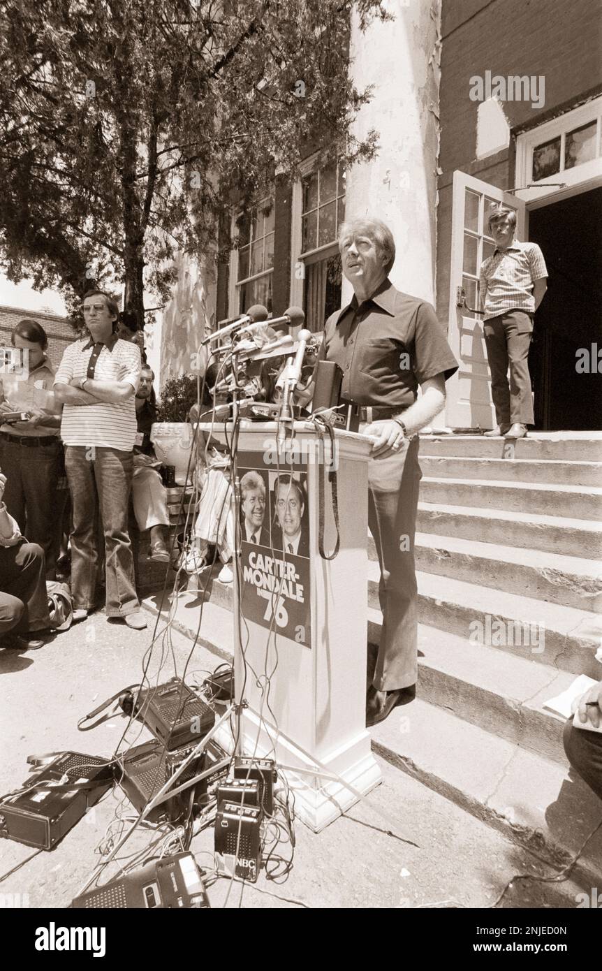 1976 Democratic Presidential candidate Jimmy Carter speaks to the press ...