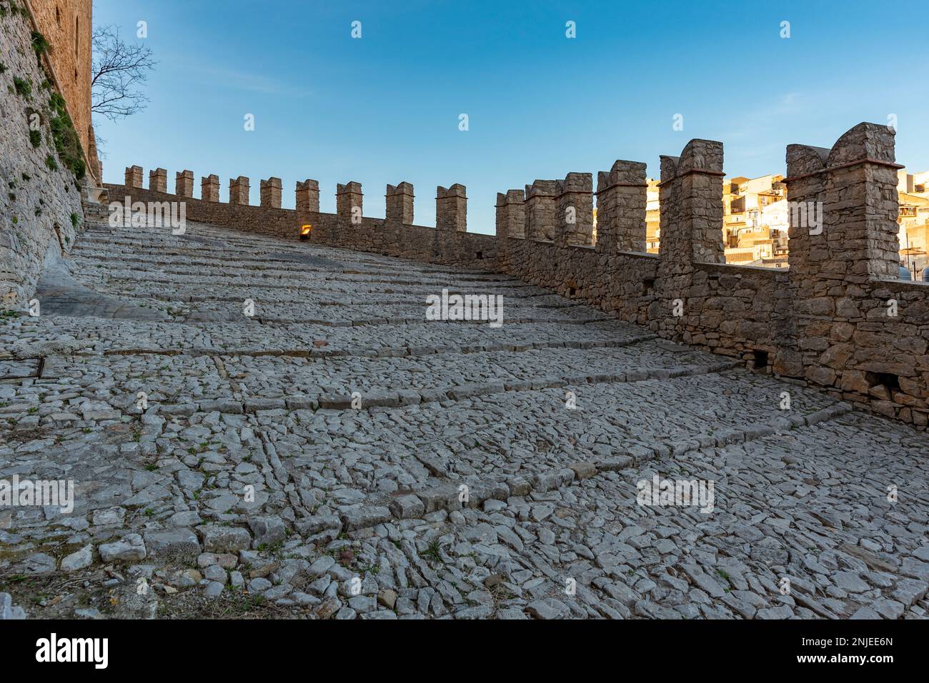 Castle boundary walls hi-res stock photography and images - Alamy