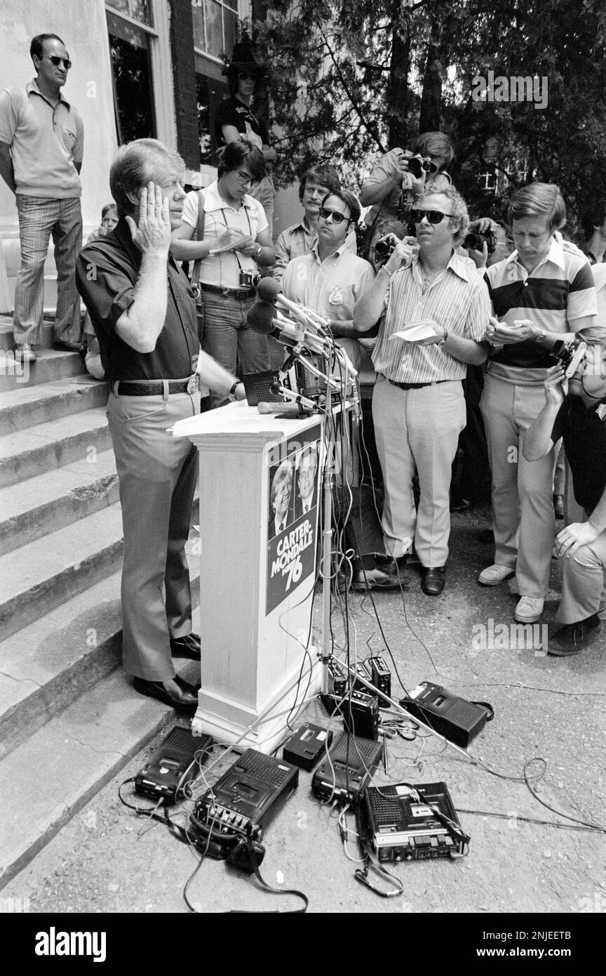 1976 Democratic Presidential candidate Jimmy Carter speaks to the press ...