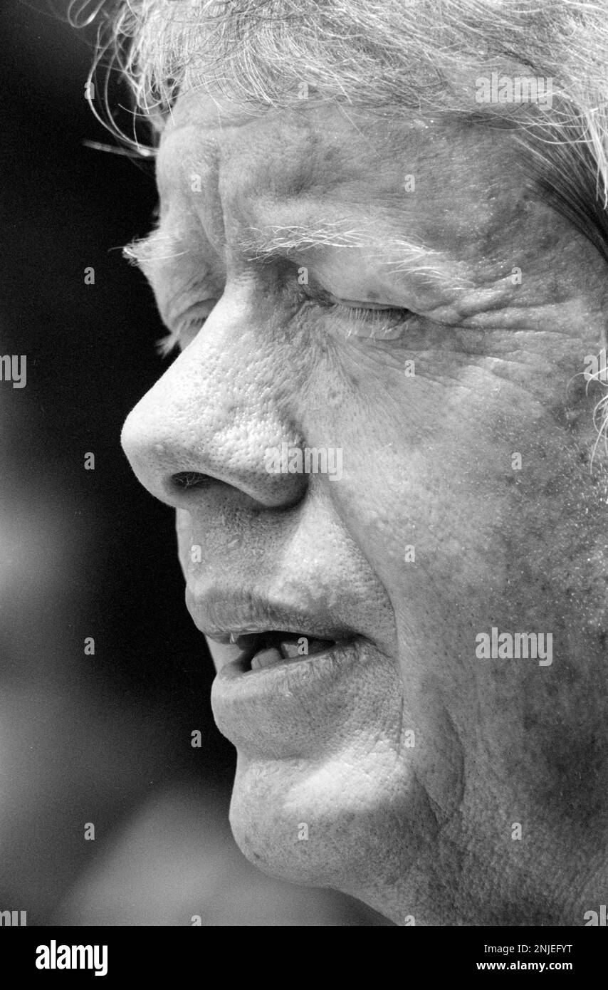 1976 Democratic Presidential candidate Jimmy Carter speaks to the press ...
