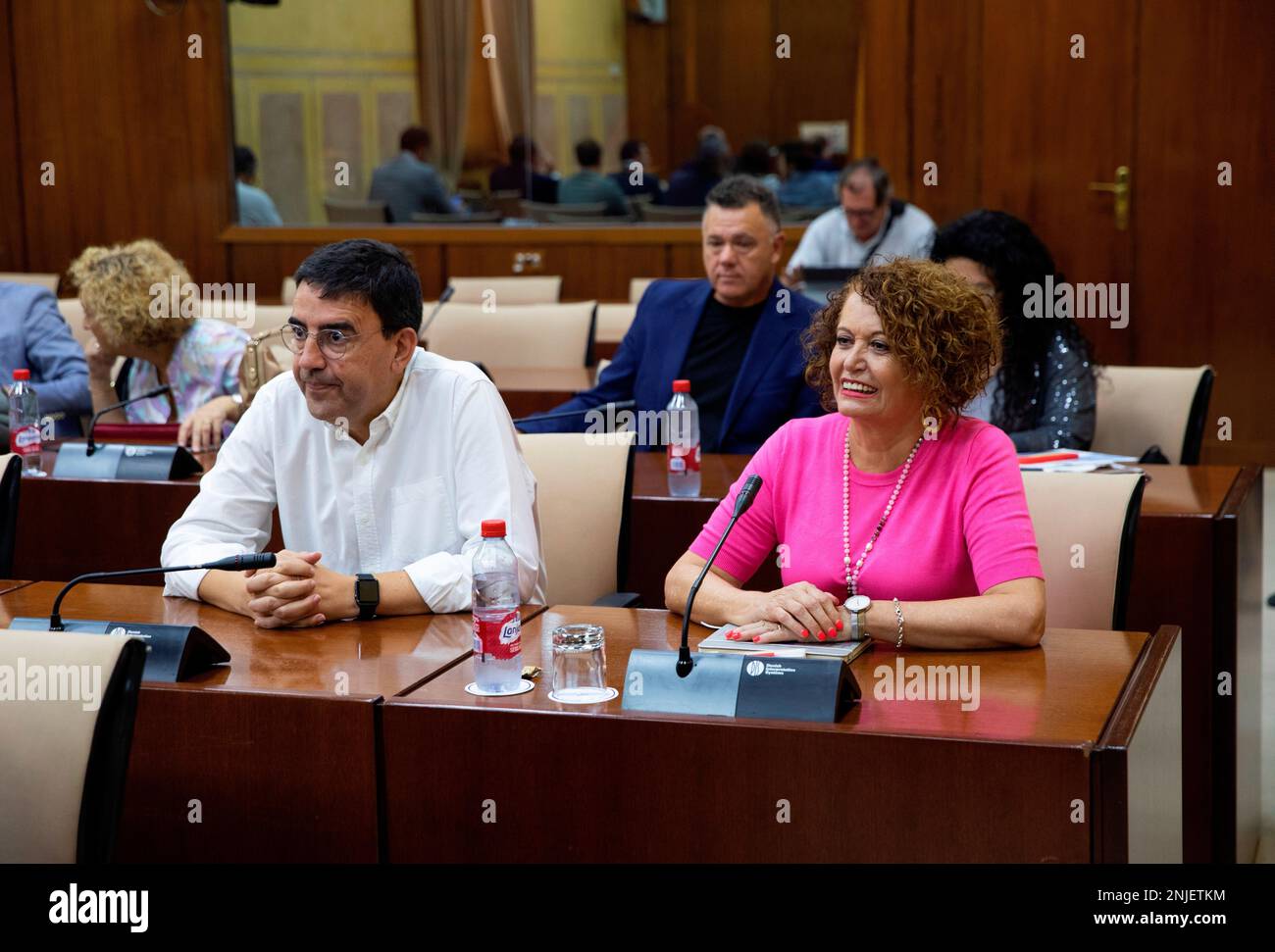 The deputies of the Socialist parliamentary group, Mario Jiménez (left ...