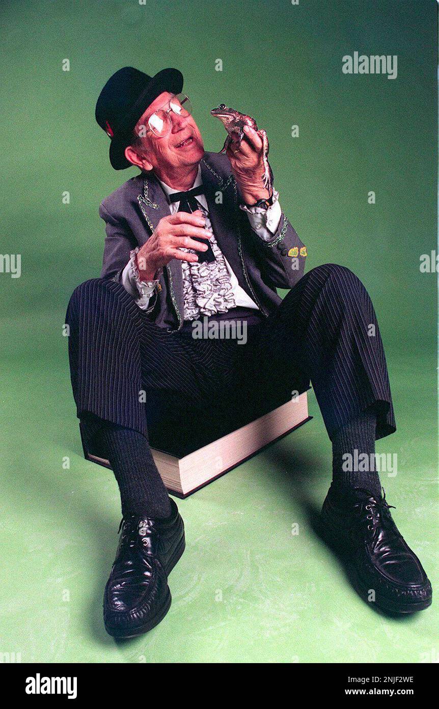 ECCENTRICS/C/25OCT95/CD/LH--Professor Bill Steed, president and dean of ...