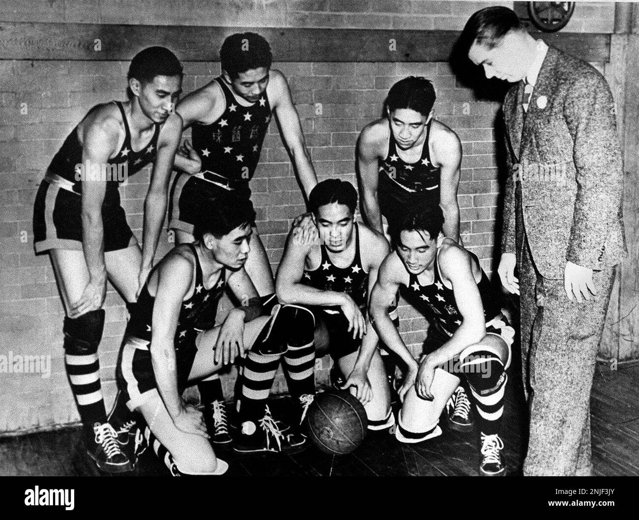 CHINESE3/C/26MAY99/MN/LH--Chinese pro basketball team called the Hong ...