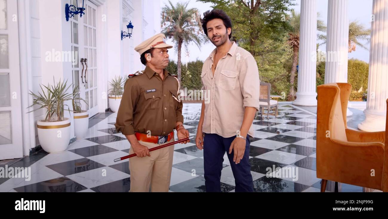 SHEHZADA, from left: Rajpal Naurang Yadav, Kartik Aaryan, 2023. © Yash ...