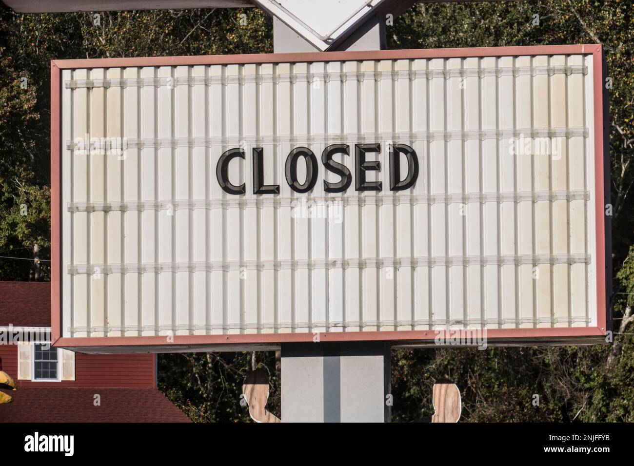 Shut down business closed sign Stock Photo - Alamy