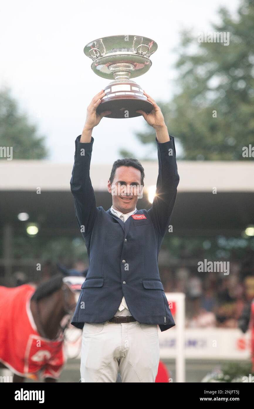 Jockey Kevin González de Zárate poses with the first prize in the show ...