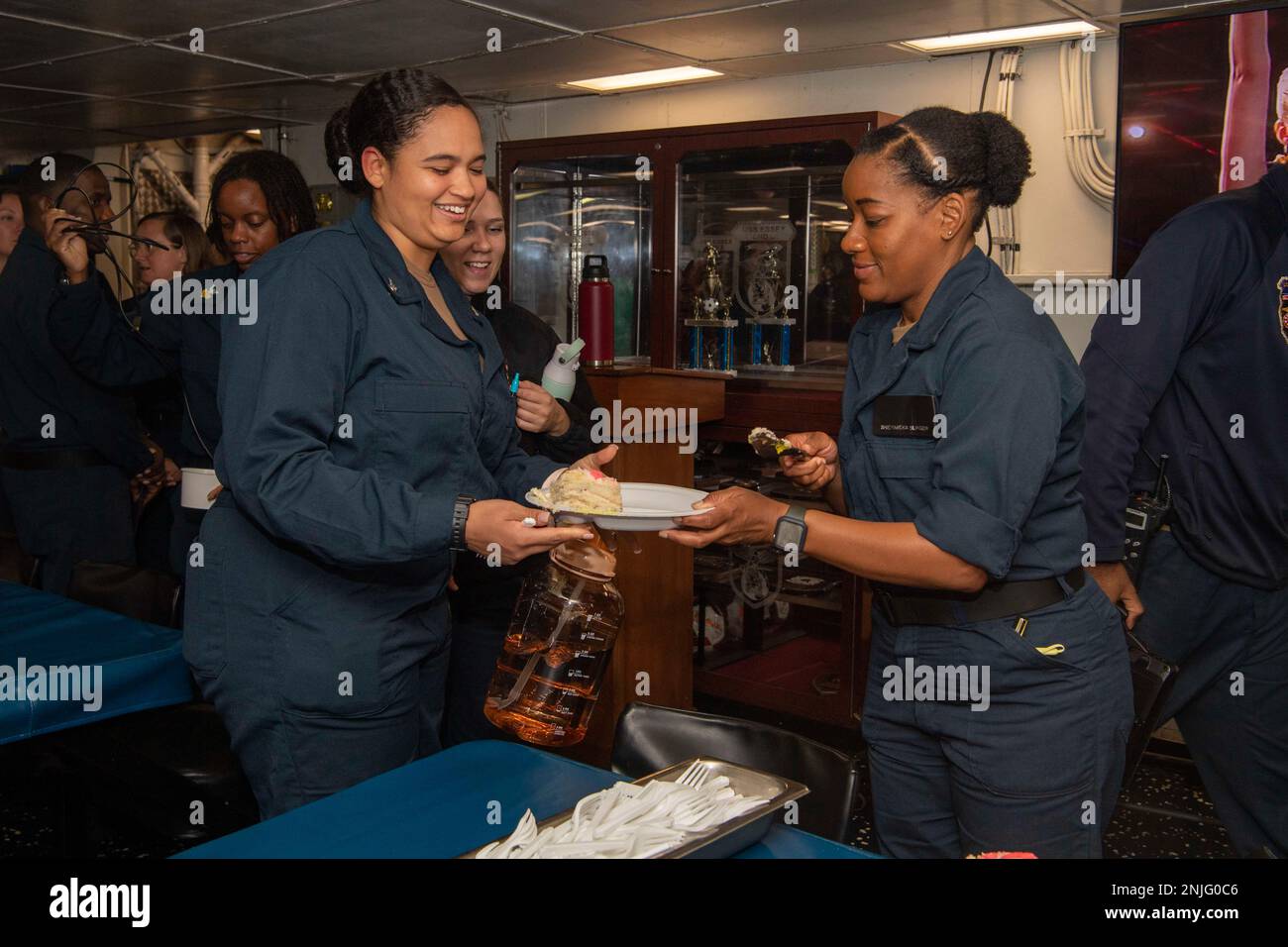 PACIFIC OCEAN (Aug. 7, 2022) Seaman Shermeka Slinger, right, serves ...