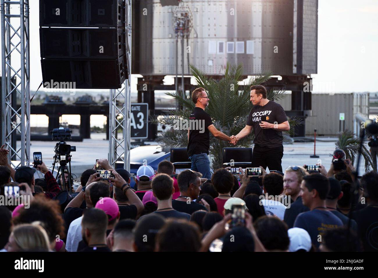 T-Mobile CEO Mike Sievert and Elon Musk shake hands Thursday, Aug 25 ...