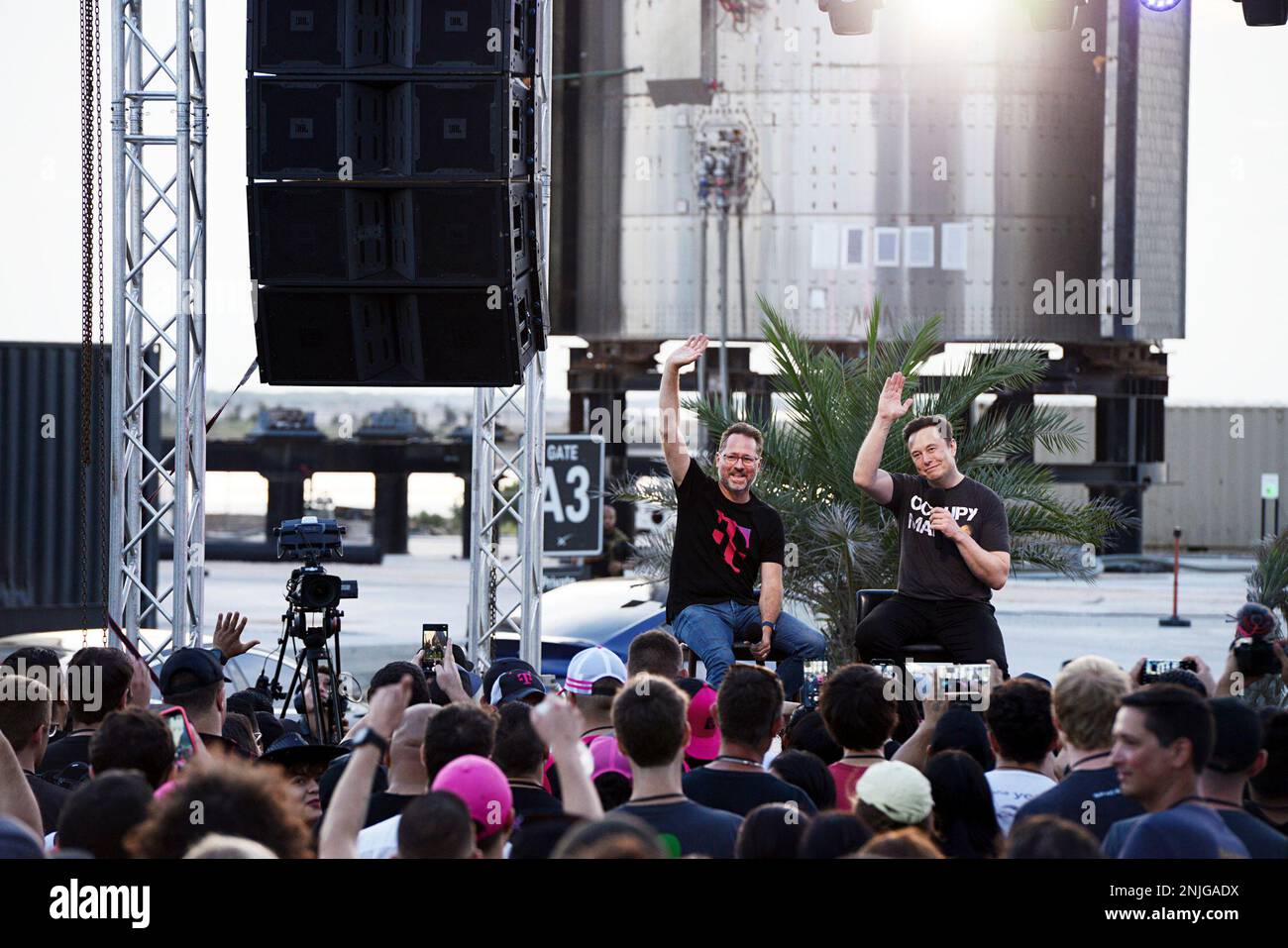 T-Mobile CEO Mike Sievert and Elon Musk wave goodbye Thursday, Aug 25 ...