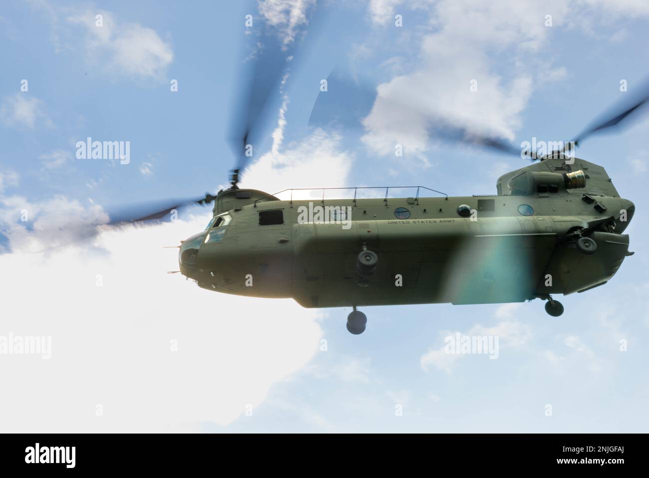 A CH-47F Chinook helicopter from the New York National Guard’s Bravo ...