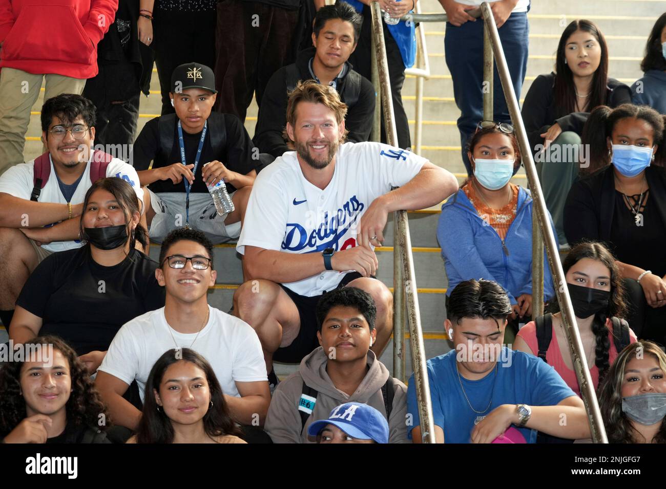 Los Angeles Dodgers pitcher Clayton Kershaw (22) poses with Miguel ...