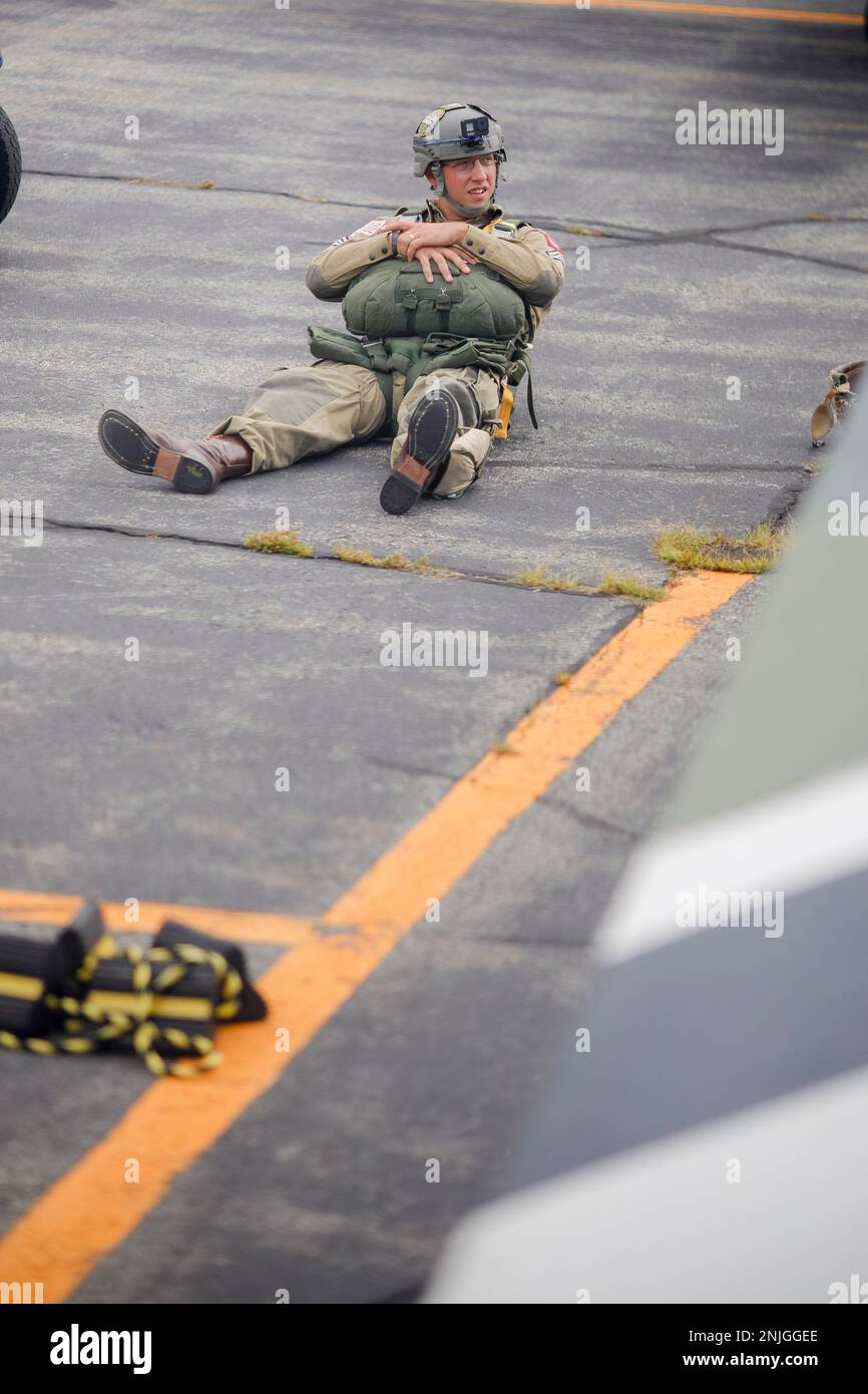 Members of the Liberty Jump Team, a WWII paratrooper reenactment team ...
