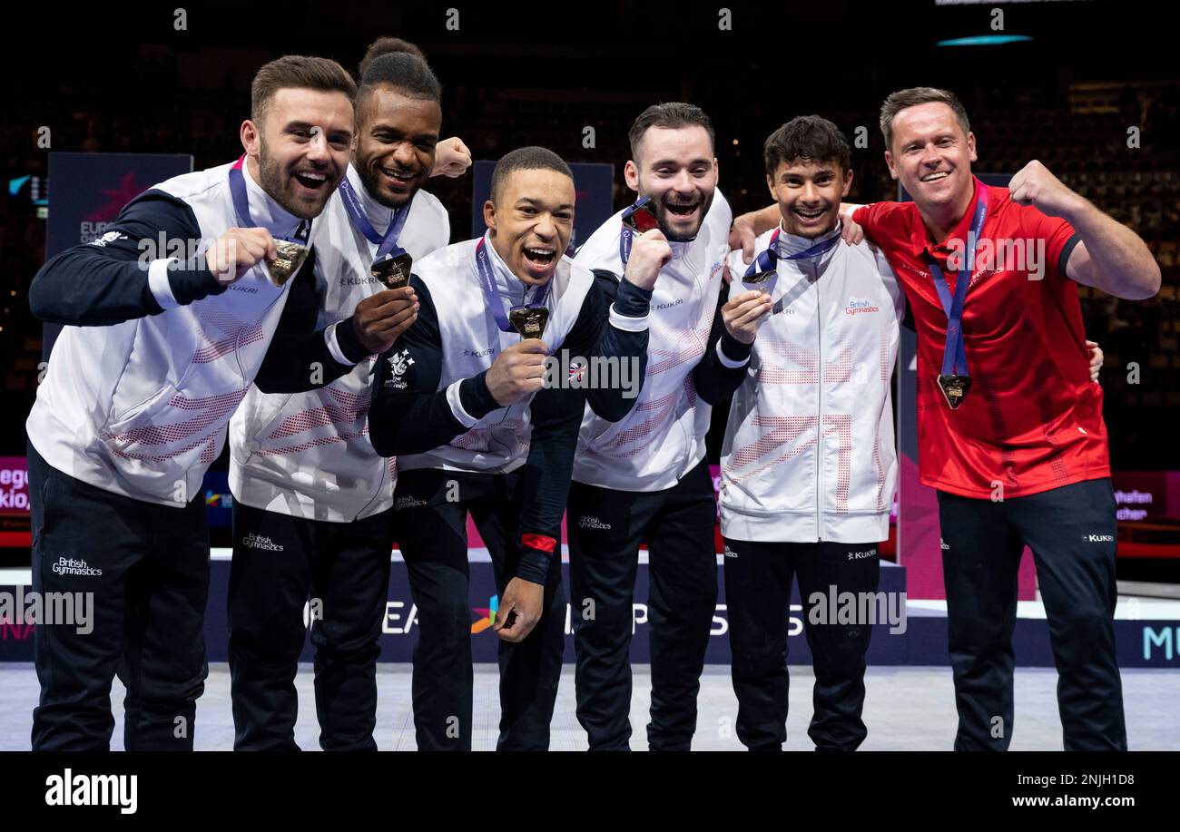 Team Great Britain celebrates winning the men's team final at the ...
